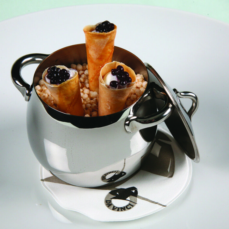 Hoorntje van filodeeg met piccalilly-crème en crème fraîche - Kesbeke ...